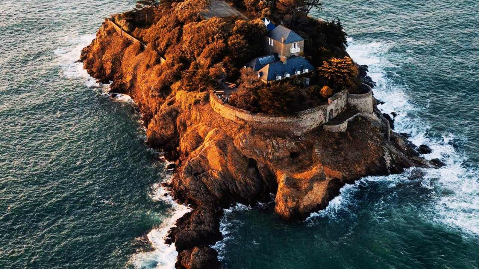 16 Remote Islands Around the World Where People Still Call Home ...